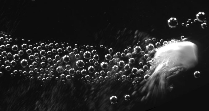 Fizzy bubbles carry drugs deep into wounds