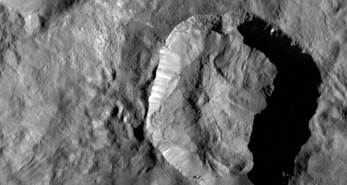 Dwarf planet Ceres may store underground brine that still gushes up today
